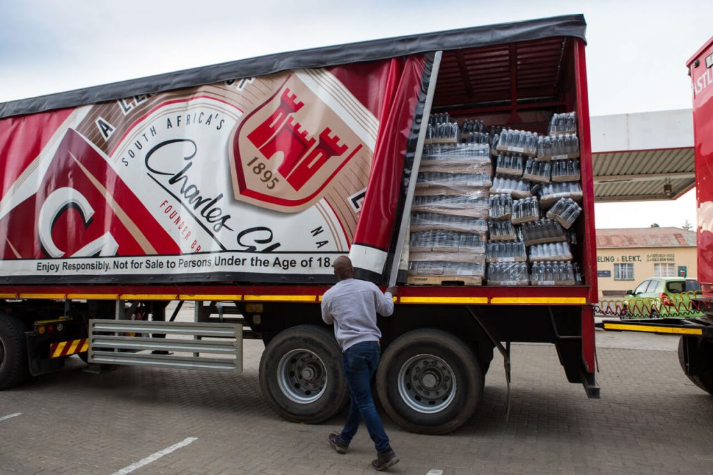 South Africans loot SAB beer delivery truck - Savanna News