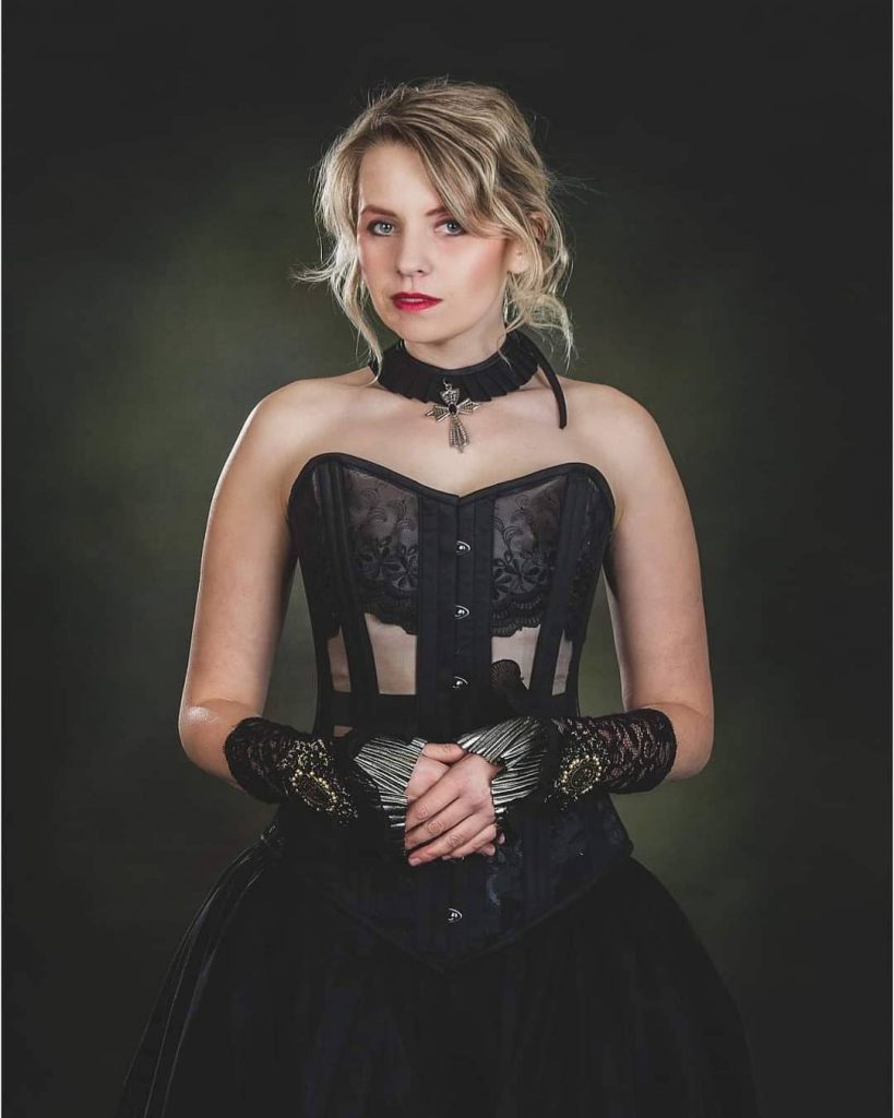 Lara Lourens Biography: Age, Boyfriend, TV Roles, Pictures, Net Worth