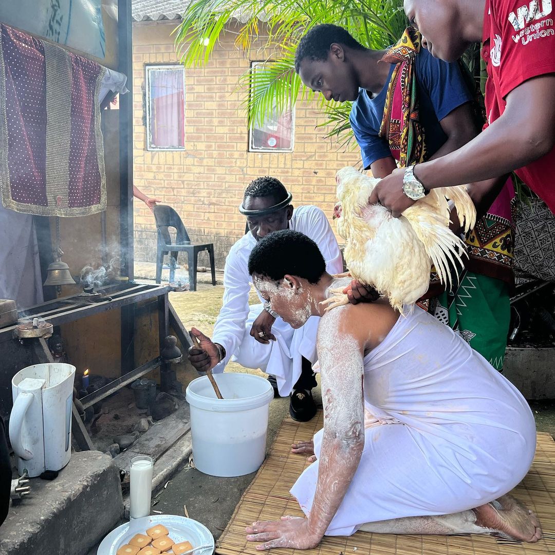 'Thokoza Gogo' Mzansi has mixed reactions after Zodwa Wabantu shares pictures of her ritual